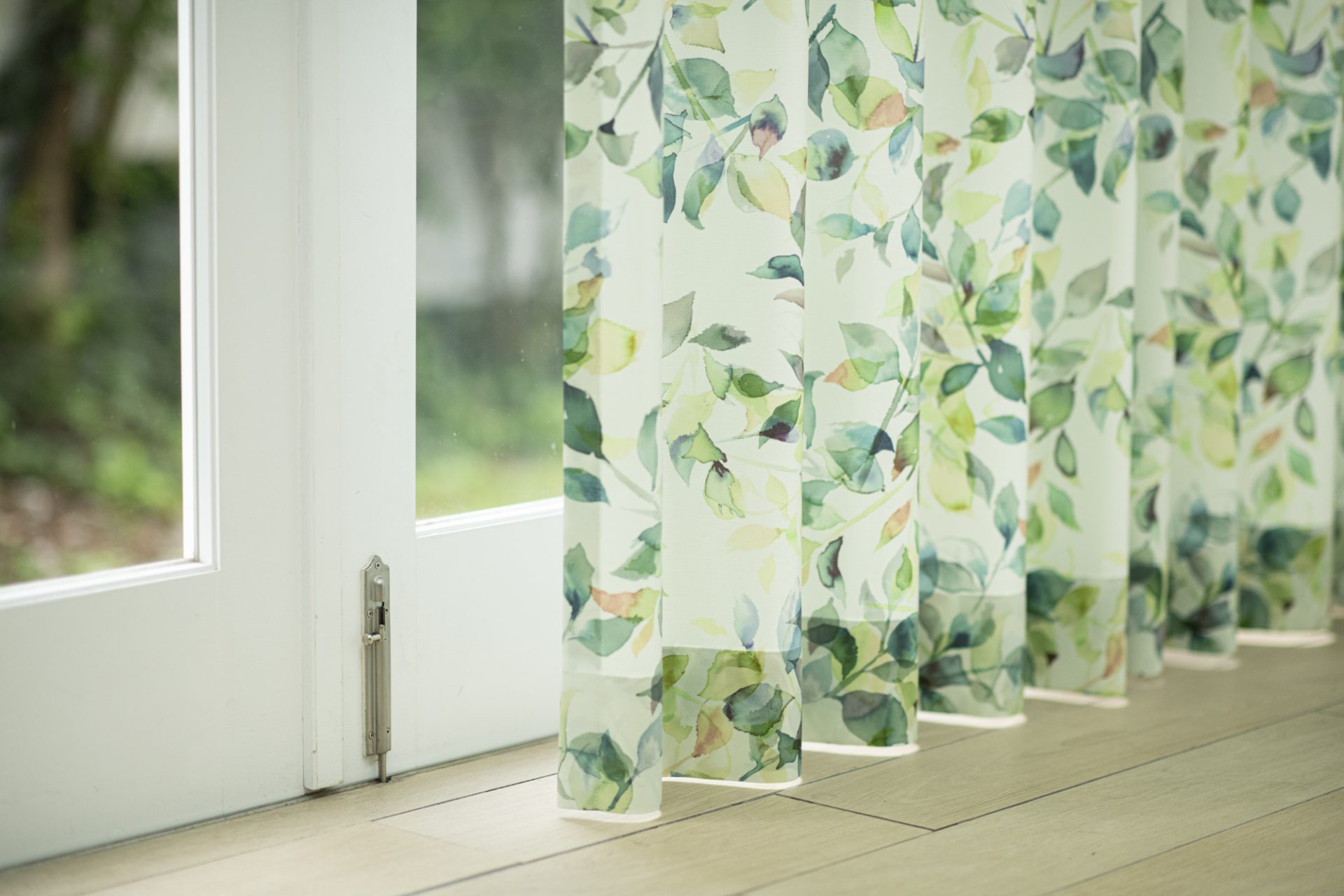ボタニカル柄カーテンで作る「ナチュラルダイニングインテリア」おすすめ商品&実例4選 | DRiUM MAGAZINE | オーダーデザインカーテン通販『DRiUM（ドリウム）』